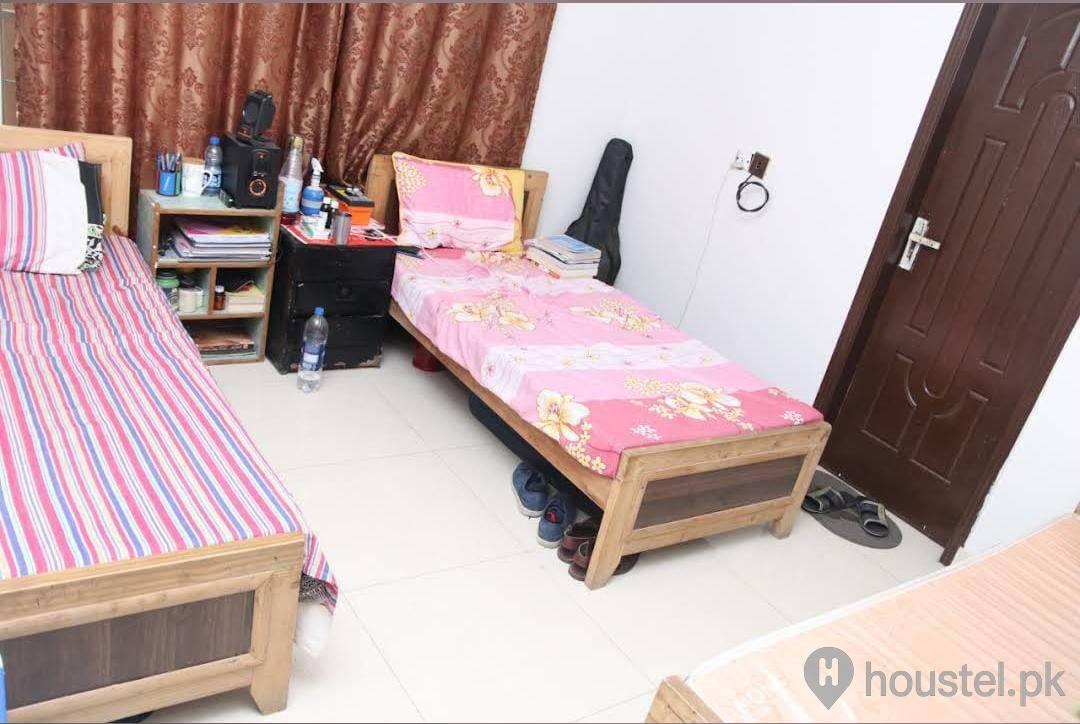 LIVE WITH STYLE BOYS HOSTEL - Boys Hostel in Johar Town Lahore near UCP ...